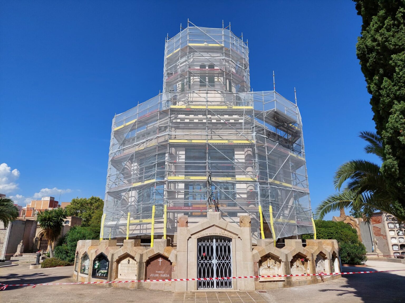 Tipos de andamios para obras: andamio colgante, de fachada....
